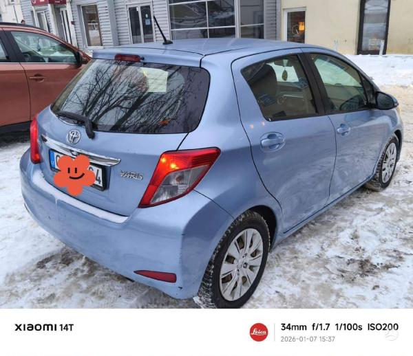 Zils Toyota Yaris 2013 Viļņa, ar dzinēja tilpumu 1.36 L un nobraukumu 284 tūkst. km par 2999 €, foto 3 vietnē AUTOMOTO.COM.LV