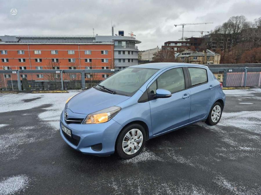 Blue Toyota Yaris 2013 in Vilnius, with an engine capacity of 1.36 L and mileage of 284 thousand km for 2999 €, photo 5 on AUTOMOTO.COM.LV
