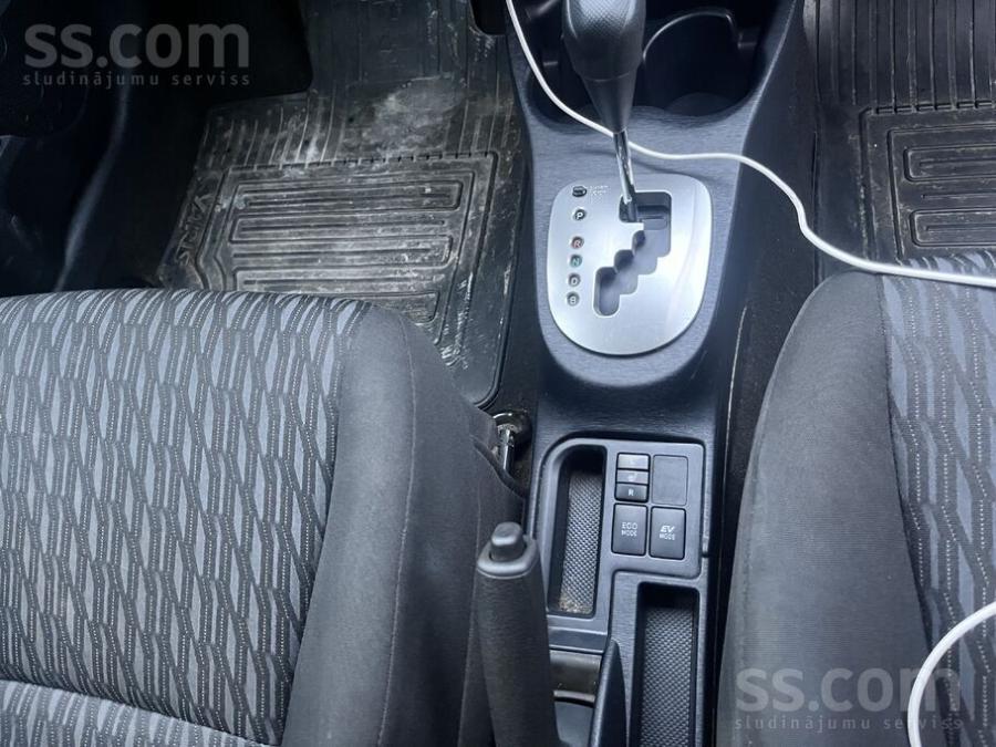 Zils Toyota Yaris 2013 Rīga, ar dzinēja tilpumu 1.50 L un nobraukumu 214 tūkst. km par 7000 €, foto 16 vietnē AUTOMOTO.COM.LV