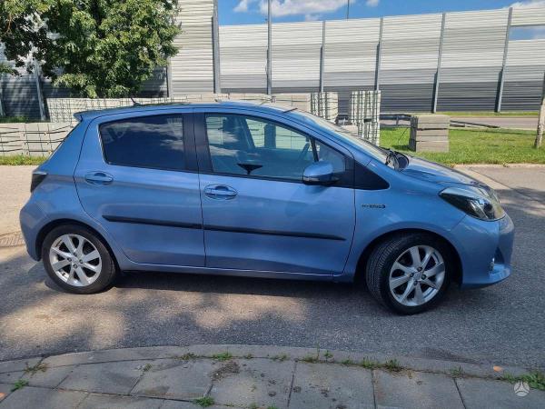 Zils Toyota Yaris 2014 Viļņa, ar dzinēja tilpumu 1.50 L un nobraukumu 214 tūkst. km par 6999 €, foto 3 vietnē AUTOMOTO.COM.LV