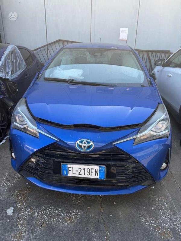 Blue Toyota Yaris 2017 in Siauliai, with an engine capacity of 1.50 L and mileage of 200 thousand km for 4400 €, photo 3 on AUTOMOTO.COM.LV