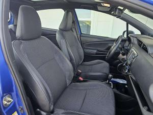 Zils Toyota Yaris 2017 Viļņa, ar dzinēja tilpumu 1.50 L un nobraukumu 121 tūkst. km par 11700 €, foto 17 vietnē AUTOMOTO.COM.LV
