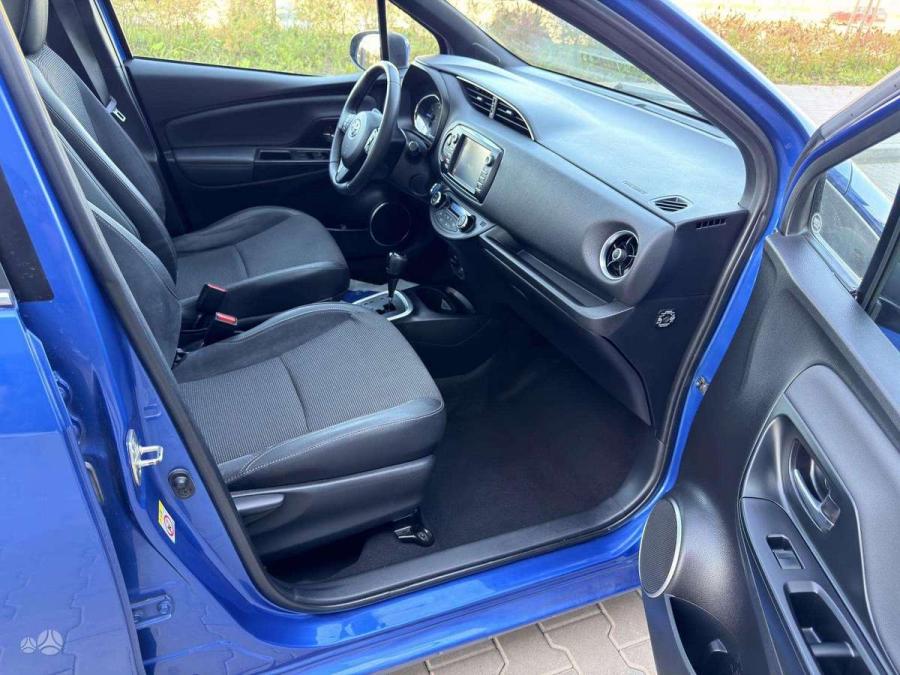 Zils Toyota Yaris 2017 Viļņa, ar dzinēja tilpumu 1.50 L un nobraukumu 121 tūkst. km par 11700 €, foto 26 vietnē AUTOMOTO.COM.LV