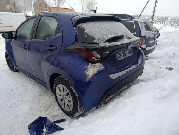 Blue Toyota Yaris 2021 in Vilnius, with an engine capacity of 1.49 L and mileage of 69 thousand km for 6050 €, photo 5 on AUTOMOTO.COM.LV