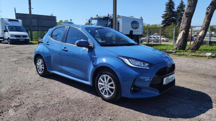 Blue Toyota Yaris 2021 in Klaipeda, with an engine capacity of 1.49 L and mileage of 123 thousand km for 13350 €, photo 1 on AUTOMOTO.COM.LV