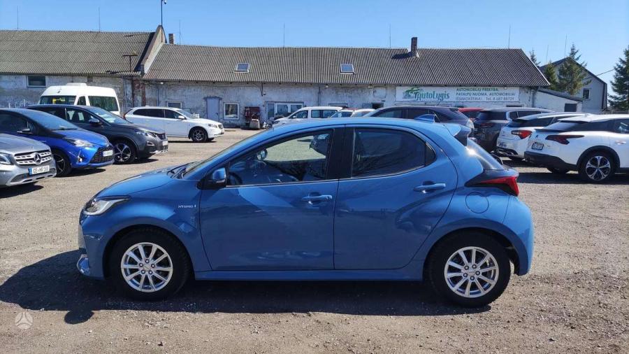 Blue Toyota Yaris 2021 in Klaipeda, with an engine capacity of 1.49 L and mileage of 123 thousand km for 13350 €, photo 3 on AUTOMOTO.COM.LV