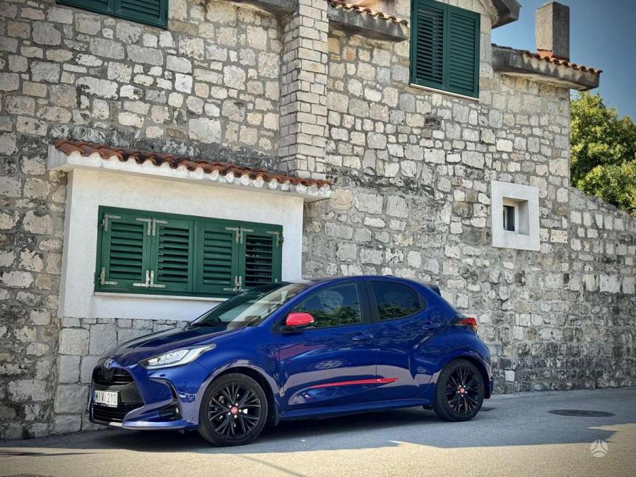Blue Toyota Yaris 2022 in Kaunas, with an engine capacity of 1.49 L and mileage of 41 thousand km for 18999 €, photo 1 on AUTOMOTO.COM.LV