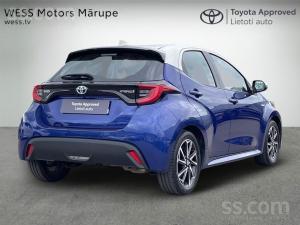Blue Toyota Yaris 2022 in Riga, with an engine capacity of 1.50 L and mileage of 29 thousand km for 18990 €, photo 3 on AUTOMOTO.COM.LV