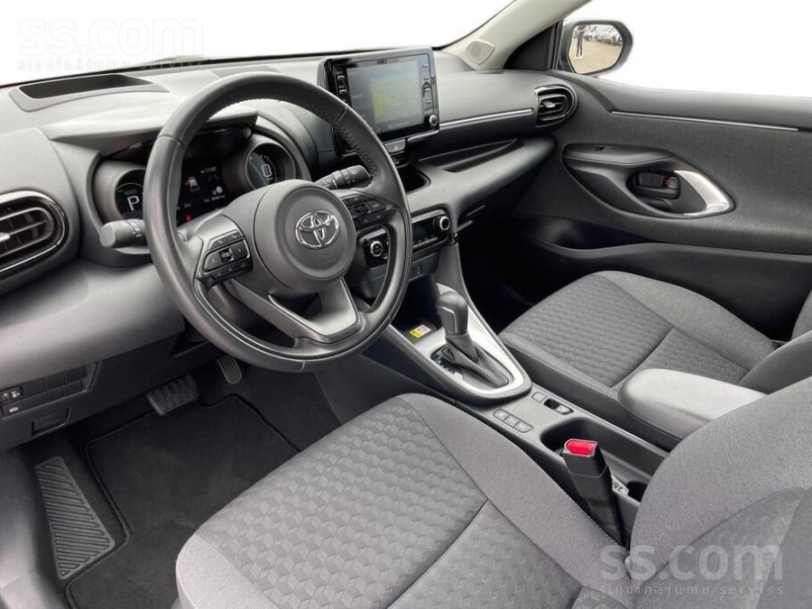 Blue Toyota Yaris 2022 in Riga, with an engine capacity of 1.50 L and mileage of 29 thousand km for 18990 €, photo 12 on AUTOMOTO.COM.LV