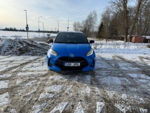 Zils Toyota Yaris 2025 Tartu, ar dzinēja tilpumu 1.50 L un nobraukumu 12 tūkst. km par 22900 €, foto 2 vietnē AUTOMOTO.COM.LV