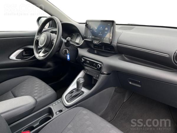 Blue Toyota Yaris 2025 in Riga, with an engine capacity of 1.50 L and mileage of 11 thousand km for 21490 €, photo 6 on AUTOMOTO.COM.LV