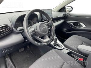 Zils Toyota Yaris 2025 Rīga, ar dzinēja tilpumu 1.50 L un nobraukumu 11 tūkst. km par 21490 €, foto 12 vietnē AUTOMOTO.COM.LV