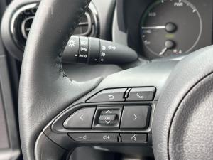 Zils Toyota Yaris 2025 Rīga, ar dzinēja tilpumu 1.50 L un nobraukumu 11 tūkst. km par 21490 €, foto 18 vietnē AUTOMOTO.COM.LV