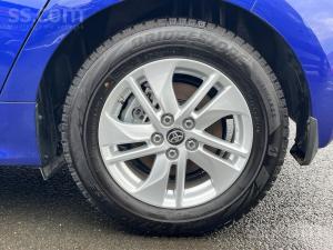 Zils Toyota Yaris 2025 Rīga, ar dzinēja tilpumu 1.50 L un nobraukumu 11 tūkst. km par 21490 €, foto 23 vietnē AUTOMOTO.COM.LV