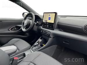 Blue Toyota Yaris 2026 in Riga, with an engine capacity of 1.50 L and mileage of 490 thousand km for 28990 €, photo 7 on AUTOMOTO.COM.LV