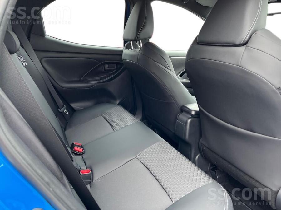 Blue Toyota Yaris 2026 in Riga, with an engine capacity of 1.50 L and mileage of 490 thousand km for 28990 €, photo 8 on AUTOMOTO.COM.LV