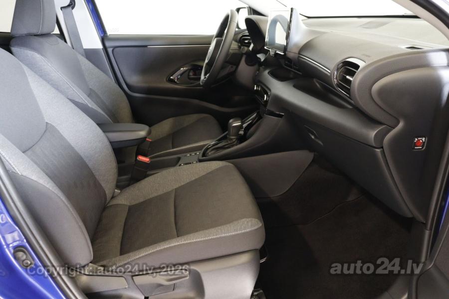 Zils Toyota Yaris 2026 Tallina, ar dzinēja tilpumu 1.49 L un nobraukumu 3 tūkst. km par 24500 €, foto 7 vietnē AUTOMOTO.COM.LV