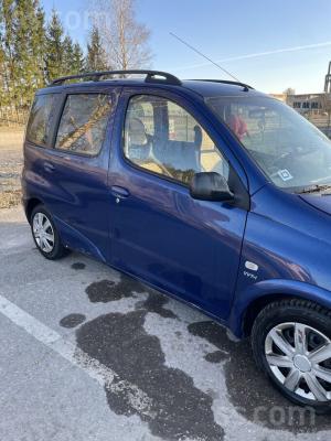 Zils Toyota Yaris 2000 Rīga, ar dzinēja tilpumu 1.30 L un nobraukumu 357 tūkst. km par 700 €, foto 2 vietnē AUTOMOTO.COM.LV