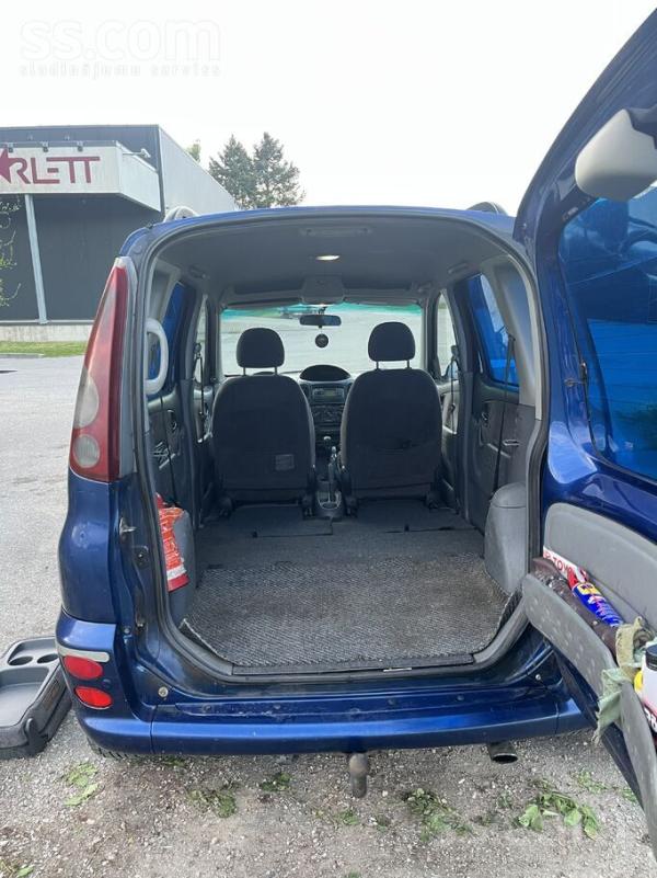Zils Toyota Yaris 2002 Rīga, ar dzinēja tilpumu 1.40 L un nobraukumu 215 tūkst. km par 700 €, foto 6 vietnē AUTOMOTO.COM.LV