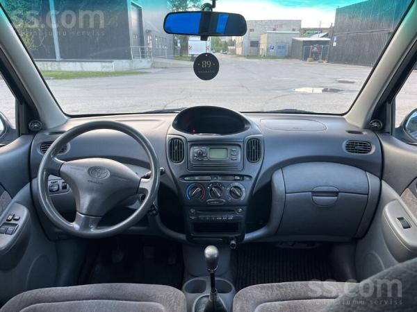 Zils Toyota Yaris 2002 Rīga, ar dzinēja tilpumu 1.40 L un nobraukumu 215 tūkst. km par 700 €, foto 7 vietnē AUTOMOTO.COM.LV