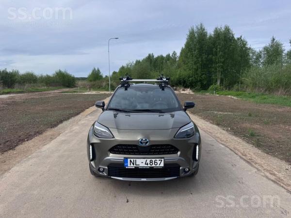 Brown Toyota Yaris 2023 in Riga, with an engine capacity of 1.50 L and mileage of 38 thousand km for 26000 €, photo 3 on AUTOMOTO.COM.LV