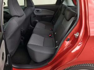 Brown Toyota Yaris 2015 in Ogre, with an engine capacity of 1.00 L and mileage of 127 thousand km for 7150 €, photo 13 on AUTOMOTO.COM.LV