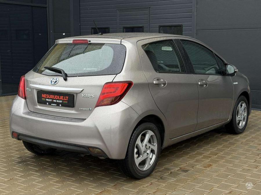 Brown Toyota Yaris 2016 in Vilnius, with an engine capacity of 1.50 L and mileage of 112 thousand km for 11555 €, photo 5 on AUTOMOTO.COM.LV