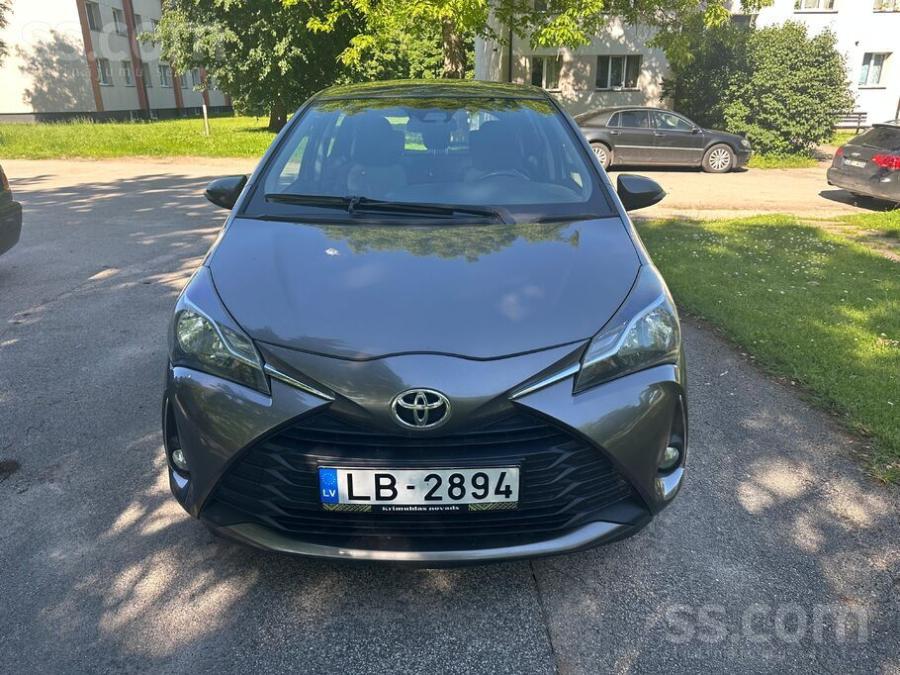 Brown Toyota Yaris 2017 in Riga, with an engine capacity of 1.50 L and mileage of 125 thousand km for 8995 €, photo 3 on AUTOMOTO.COM.LV