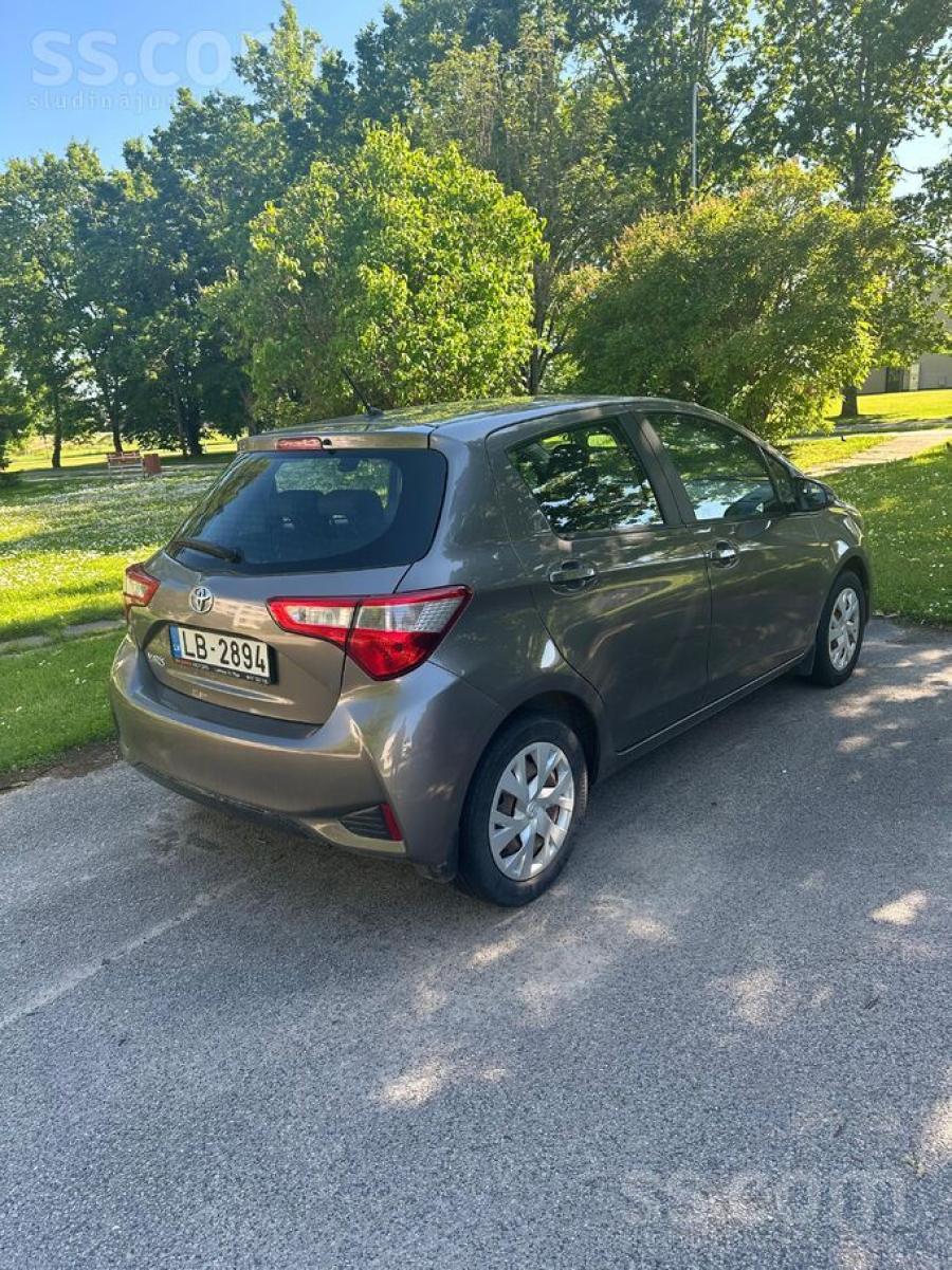 Brown Toyota Yaris 2017 in Riga, with an engine capacity of 1.50 L and mileage of 125 thousand km for 8995 €, photo 4 on AUTOMOTO.COM.LV