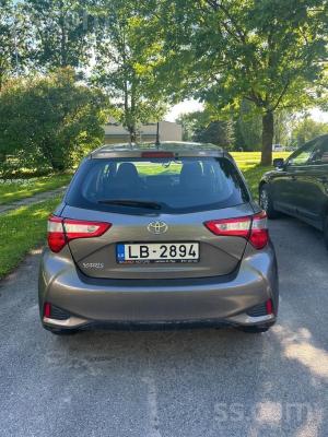 Brown Toyota Yaris 2017 in Riga, with an engine capacity of 1.50 L and mileage of 125 thousand km for 8995 €, photo 5 on AUTOMOTO.COM.LV