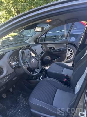 Brown Toyota Yaris 2017 in Riga, with an engine capacity of 1.50 L and mileage of 125 thousand km for 8995 €, photo 6 on AUTOMOTO.COM.LV