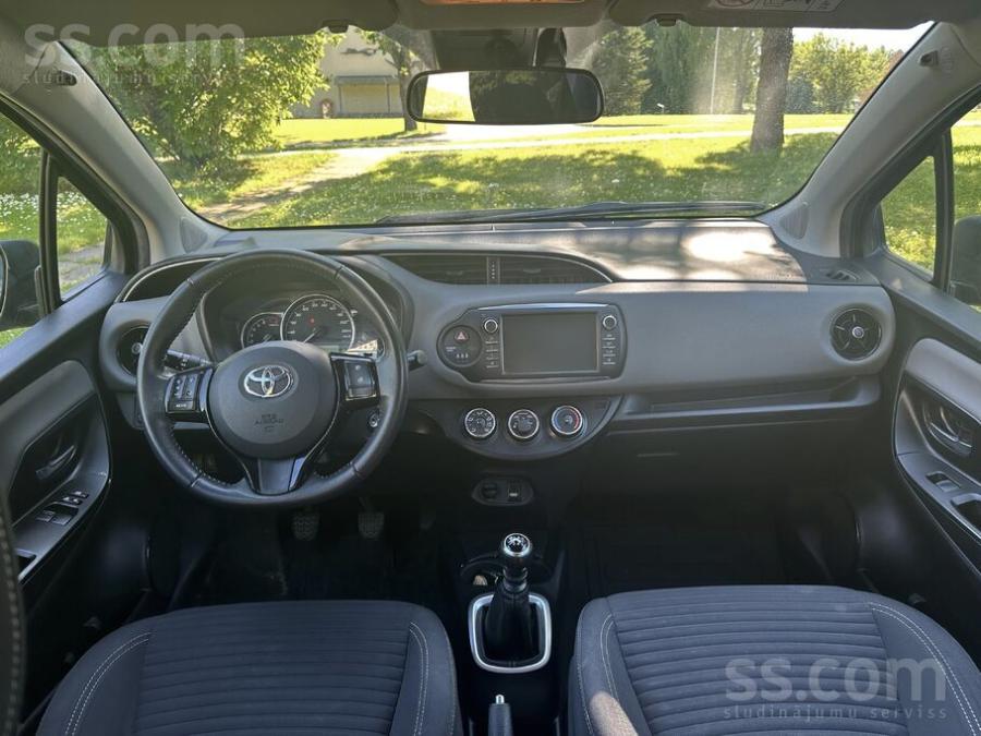 Brown Toyota Yaris 2017 in Riga, with an engine capacity of 1.50 L and mileage of 125 thousand km for 8995 €, photo 7 on AUTOMOTO.COM.LV