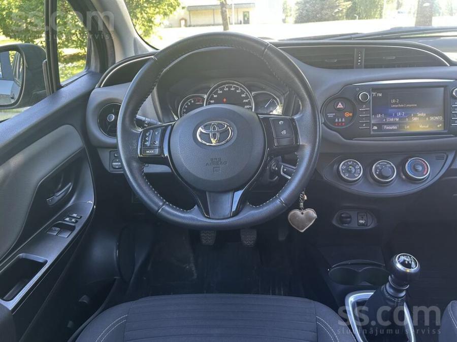 Brown Toyota Yaris 2017 in Riga, with an engine capacity of 1.50 L and mileage of 125 thousand km for 8995 €, photo 8 on AUTOMOTO.COM.LV
