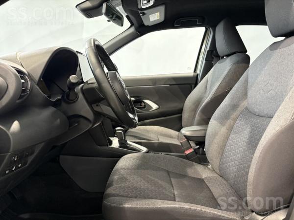Brown Toyota Yaris 2023 in Ventspils, with an engine capacity of 1.50 L and mileage of 117 thousand km for 20490 €, photo 5 on AUTOMOTO.COM.LV