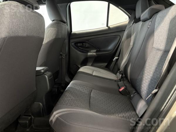 Brown Toyota Yaris 2023 in Ventspils, with an engine capacity of 1.50 L and mileage of 117 thousand km for 20490 €, photo 6 on AUTOMOTO.COM.LV