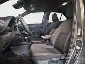 Beige Toyota Yaris Cross 2025 in Tallinn, with an engine capacity of 1.50 L and mileage of 31 thousand km for 24990 €, photo 12 on AUTOMOTO.COM.LV