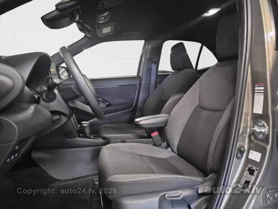 Beige Toyota Yaris Cross 2025 in Tallinn, with an engine capacity of 1.50 L and mileage of 31 thousand km for 24990 €, photo 12 on AUTOMOTO.COM.LV