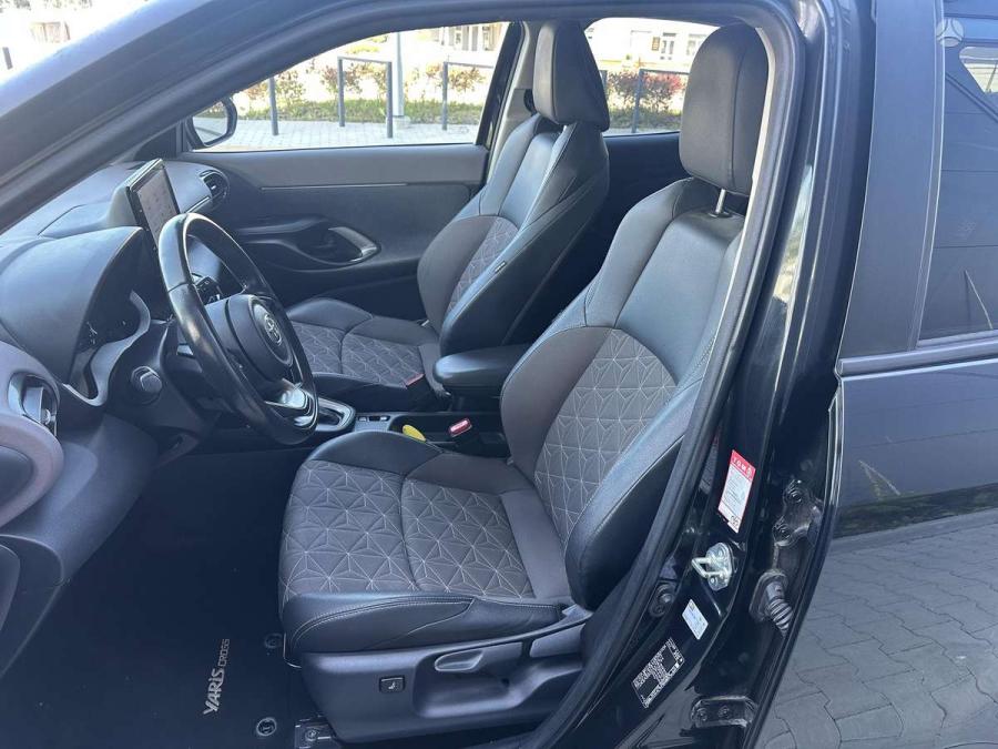 Черный Тойота Yaris Cross 2021 в Вильнюс, объемом двигателя 1.49 л и пробегом 93 тыс. км за 22500 €, фото 23 на AUTOMOTO.COM.LV