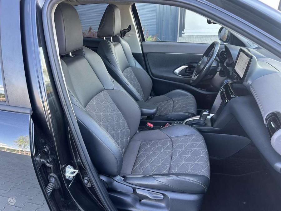 Черный Тойота Yaris Cross 2021 в Вильнюс, объемом двигателя 1.49 л и пробегом 93 тыс. км за 22500 €, фото 32 на AUTOMOTO.COM.LV