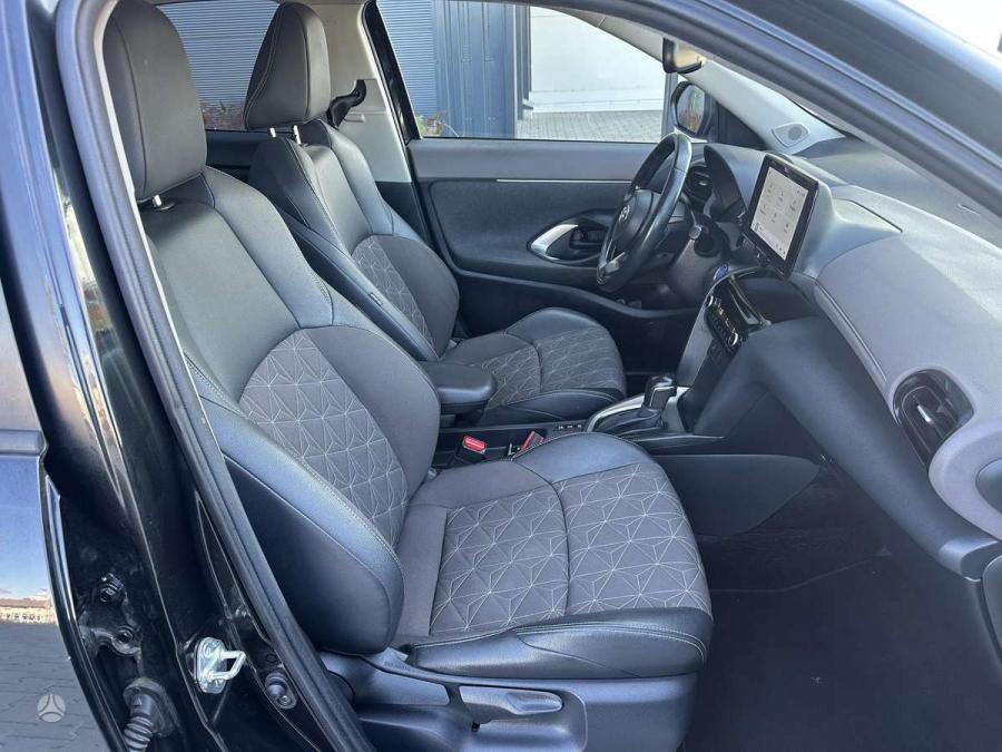 Черный Тойота Yaris Cross 2021 в Вильнюс, объемом двигателя 1.49 л и пробегом 93 тыс. км за 22500 €, фото 33 на AUTOMOTO.COM.LV