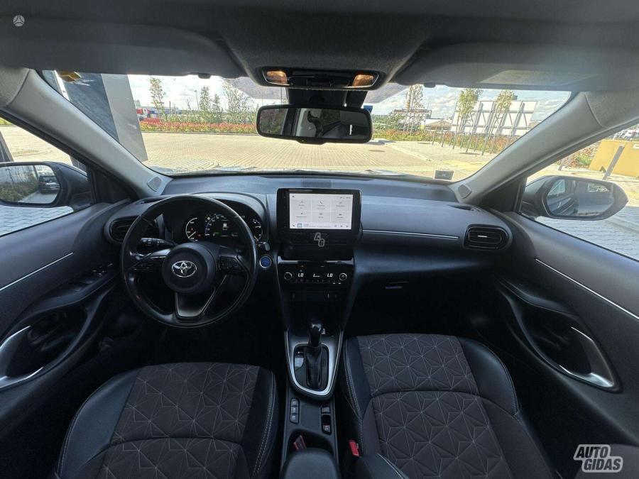 Black Toyota Yaris Cross 2021 in Vilnius, with an engine capacity of 1.50 L and mileage of 93 thousand km for 22500 €, photo 31 on AUTOMOTO.COM.LV