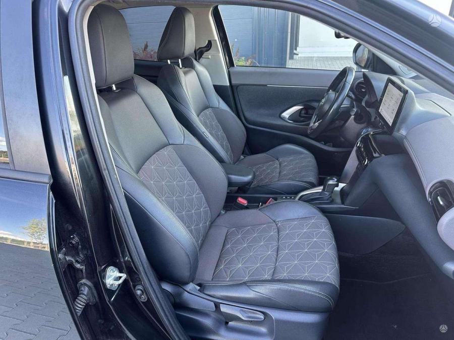 Черный Тойота Yaris Cross 2021 в Вильнюс, объемом двигателя 1.49 л и пробегом 93 тыс. км за 22500 €, фото 32 на AUTOMOTO.COM.LV