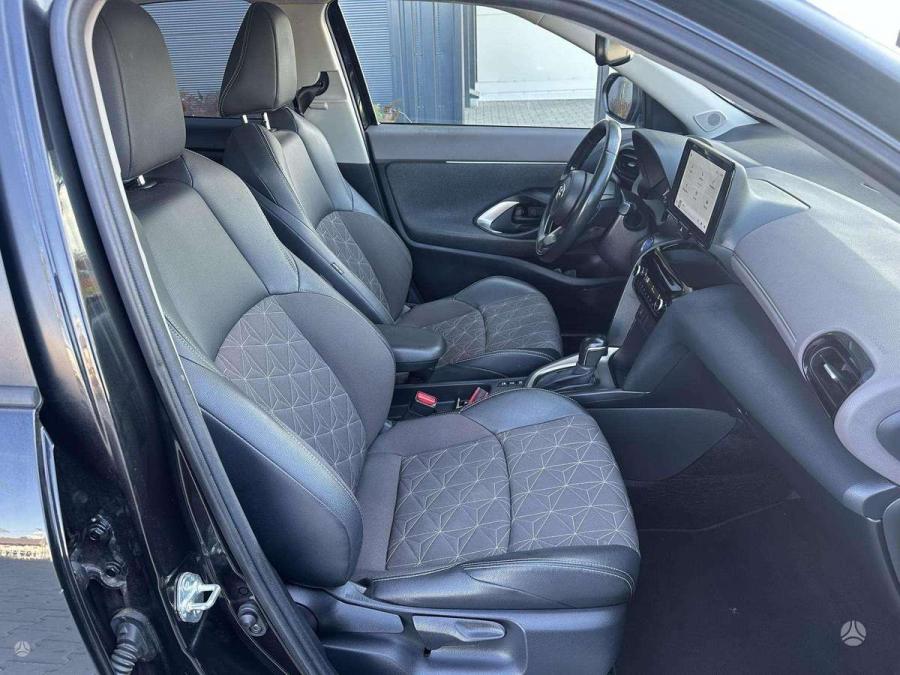 Черный Тойота Yaris Cross 2021 в Вильнюс, объемом двигателя 1.49 л и пробегом 93 тыс. км за 22500 €, фото 33 на AUTOMOTO.COM.LV