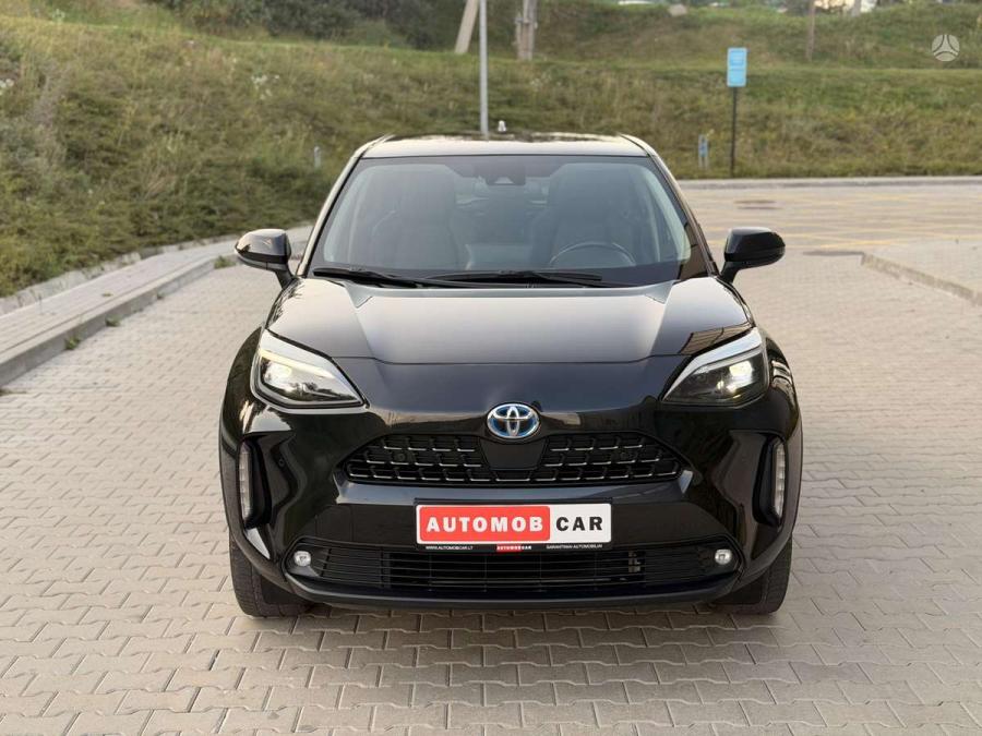Black Toyota Yaris Cross 2021 in Vilnius, with an engine capacity of 1.49 L and mileage of 93 thousand km for 22500 €, photo 3 on AUTOMOTO.COM.LV