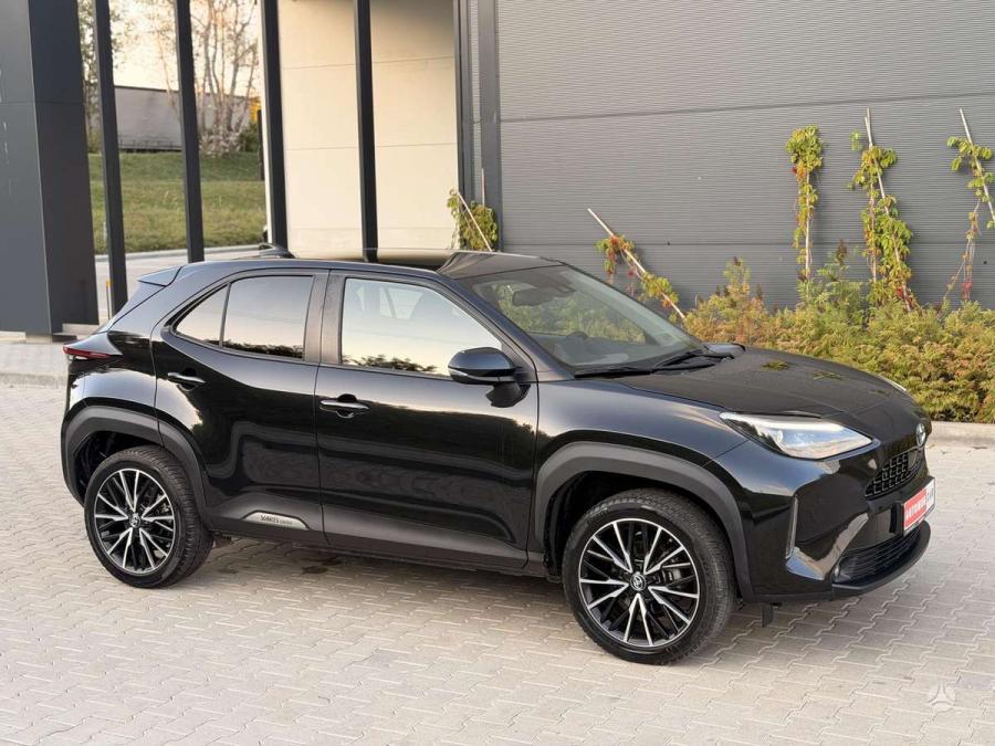 Black Toyota Yaris Cross 2021 in Vilnius, with an engine capacity of 1.49 L and mileage of 93 thousand km for 22500 €, photo 5 on AUTOMOTO.COM.LV
