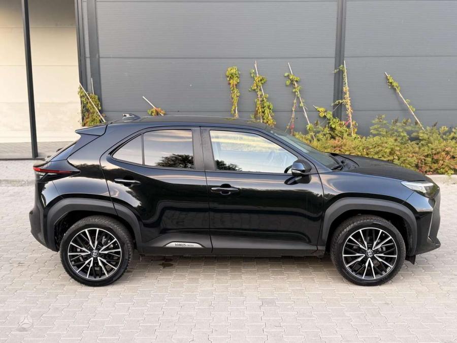 Black Toyota Yaris Cross 2021 in Vilnius, with an engine capacity of 1.49 L and mileage of 93 thousand km for 22500 €, photo 6 on AUTOMOTO.COM.LV