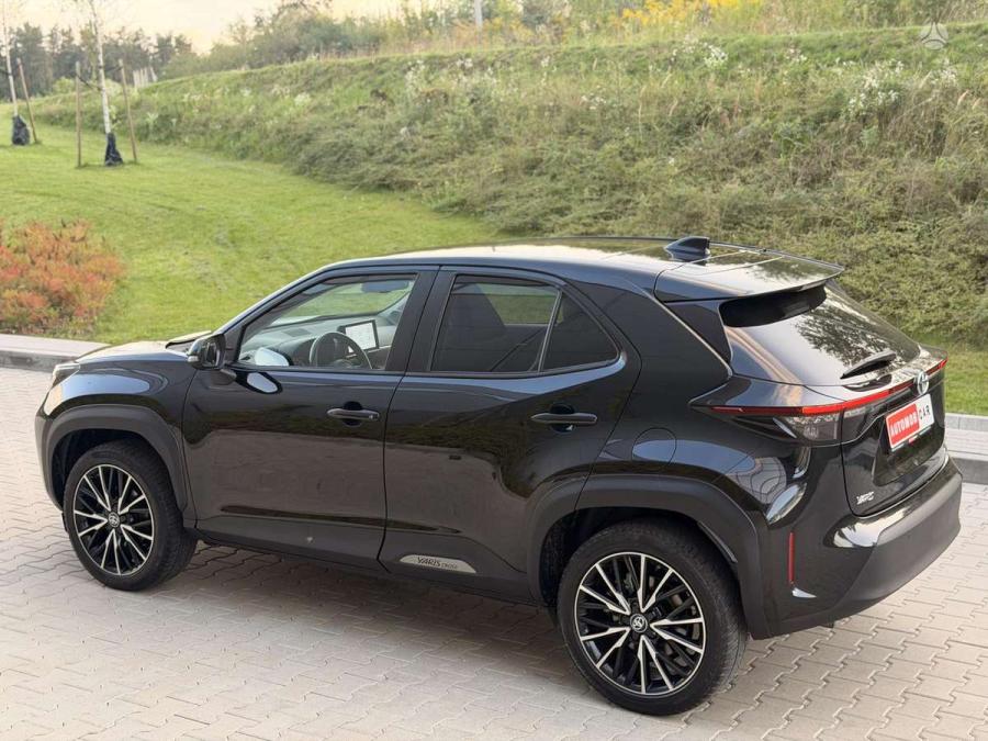 Black Toyota Yaris Cross 2021 in Vilnius, with an engine capacity of 1.49 L and mileage of 93 thousand km for 22500 €, photo 12 on AUTOMOTO.COM.LV