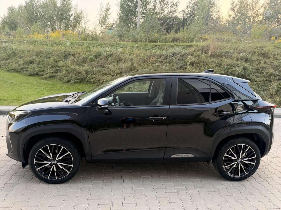 Black Toyota Yaris Cross 2021 in Vilnius, with an engine capacity of 1.49 L and mileage of 93 thousand km for 22500 €, photo 13 on AUTOMOTO.COM.LV