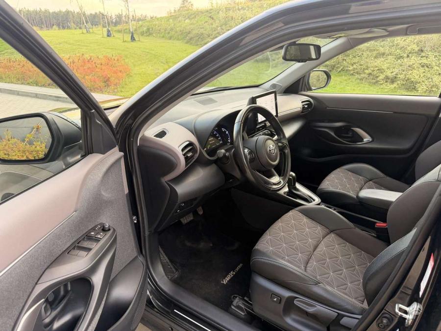 Black Toyota Yaris Cross 2021 in Vilnius, with an engine capacity of 1.49 L and mileage of 93 thousand km for 22500 €, photo 16 on AUTOMOTO.COM.LV