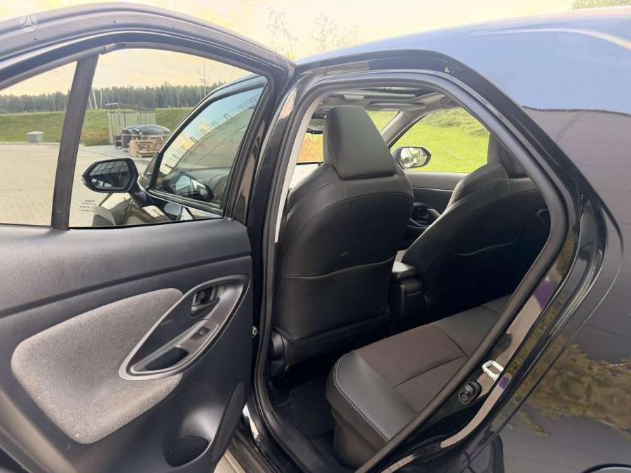 Black Toyota Yaris Cross 2021 in Vilnius, with an engine capacity of 1.49 L and mileage of 93 thousand km for 22500 €, photo 20 on AUTOMOTO.COM.LV
